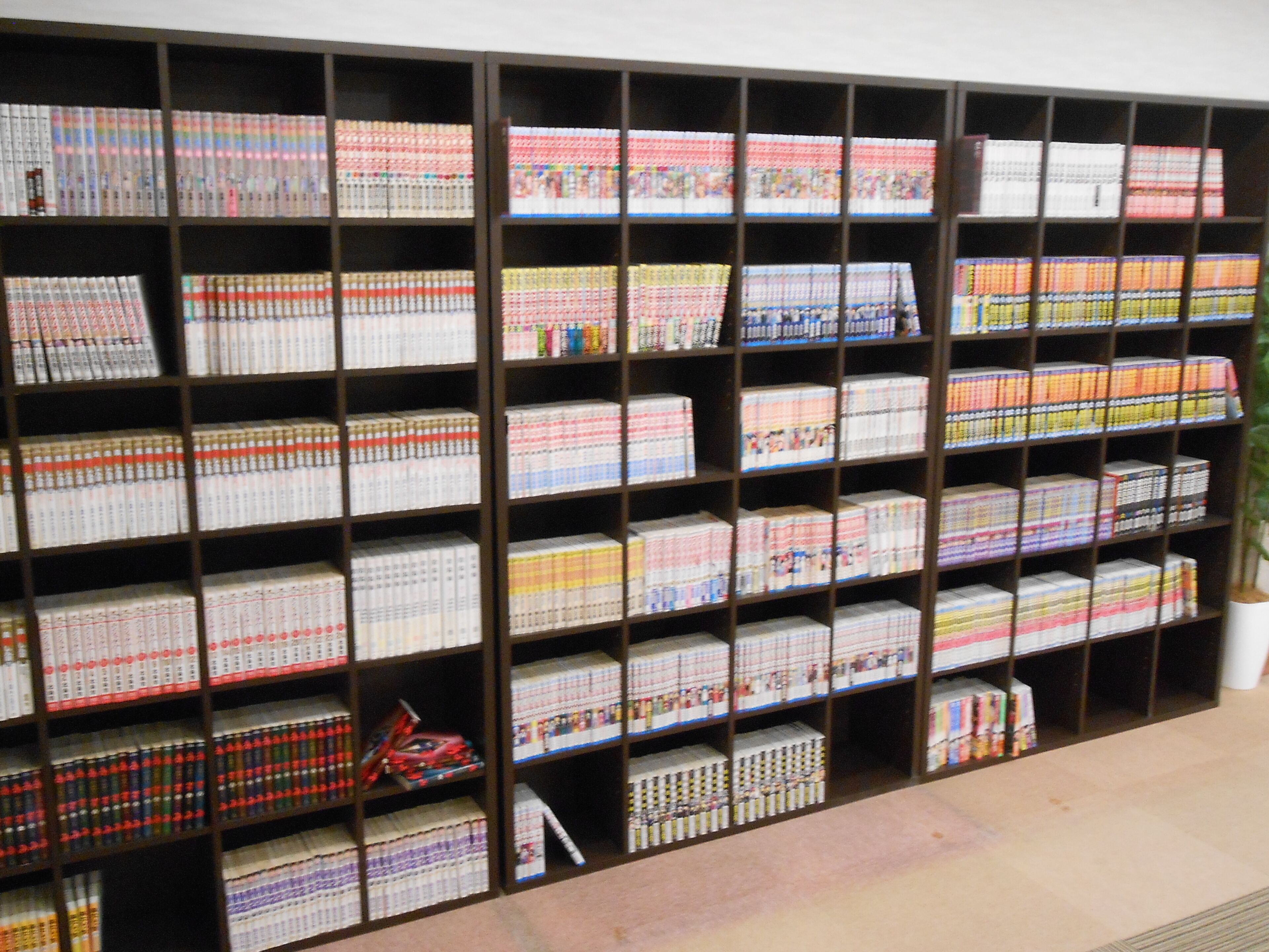Uma biblioteca com estantes cheias de livros.