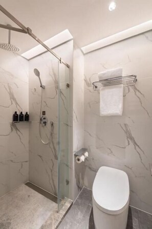 Quarto Twin Deluxe, Vista para a cidade | Casa de banho | Chinelos 
