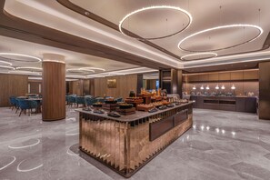 Café da manhã com buffet todos os dias mediante uma taxa