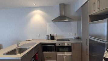 Geladeira grande, micro-ondas, fogão, cooktop
