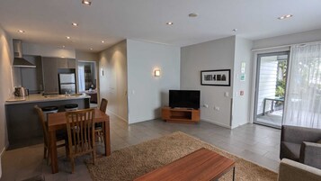 Apartamento luxo, varanda, vista para o oceano | Área de estar | TV