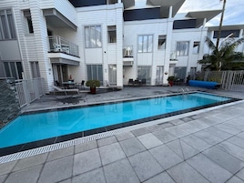 Piscina externa, funciona das 10h às 21h, espreguiçadeiras