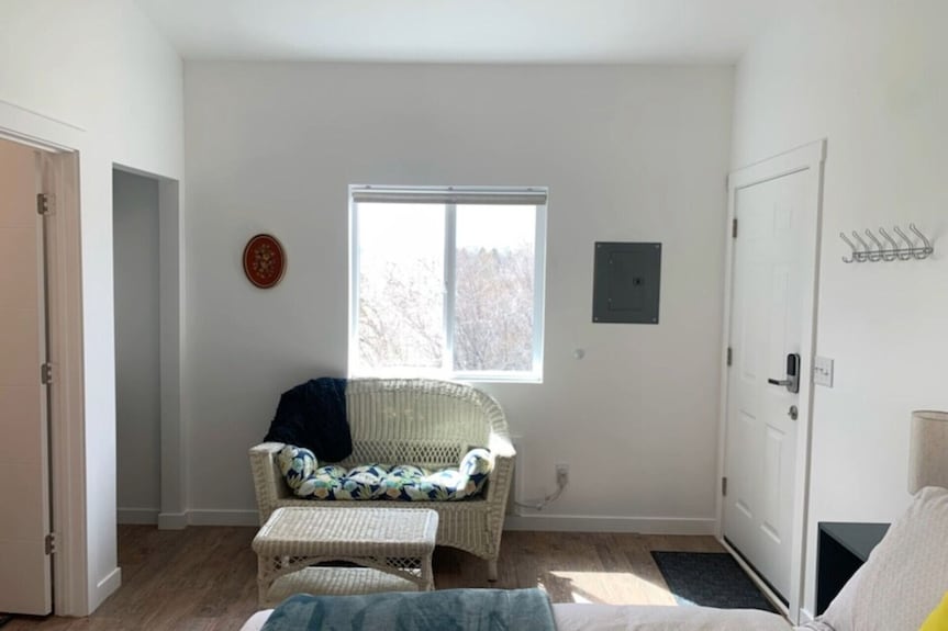 Cozy Top Floor Studio Unit 6 With King Size Bed & Kitchenette, Perfect Getaway! - Lava Hot Springs, ID