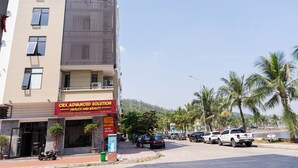 Um edifício de vários andares com uma placa indicando 'CRX Advanced Solution Health and Beauty' hotel.