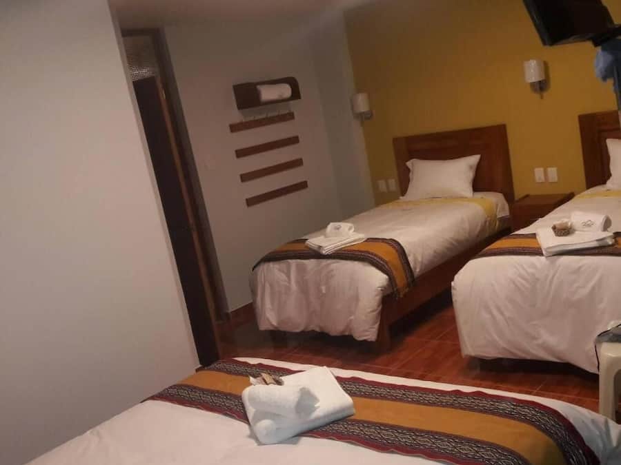 Quarto Triplo Familiar | Secretária adequada para computadores portáteis, Wi-fi grátis