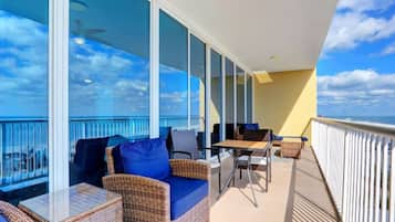 Apartamento Exclusivo em Condomínio Fechado, 2 quartos, varanda, vista para a praia | Varanda