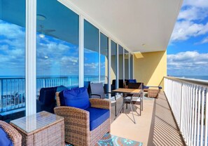 Apartamento Exclusivo em Condomínio Fechado, 2 quartos, varanda, vista para a praia | Varanda