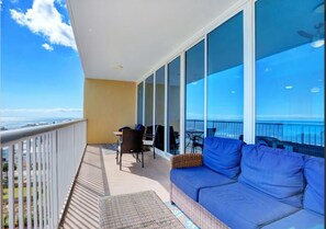 Apartamento Exclusivo em Condomínio Fechado, 2 quartos, varanda, vista para a praia | Vista do quarto