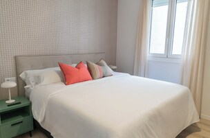 Apartamento Ourense, 2 habitaciones, 3 baños | Cofre no quarto, cortinas/cortinados opacos, ferro/tábua de engomar 