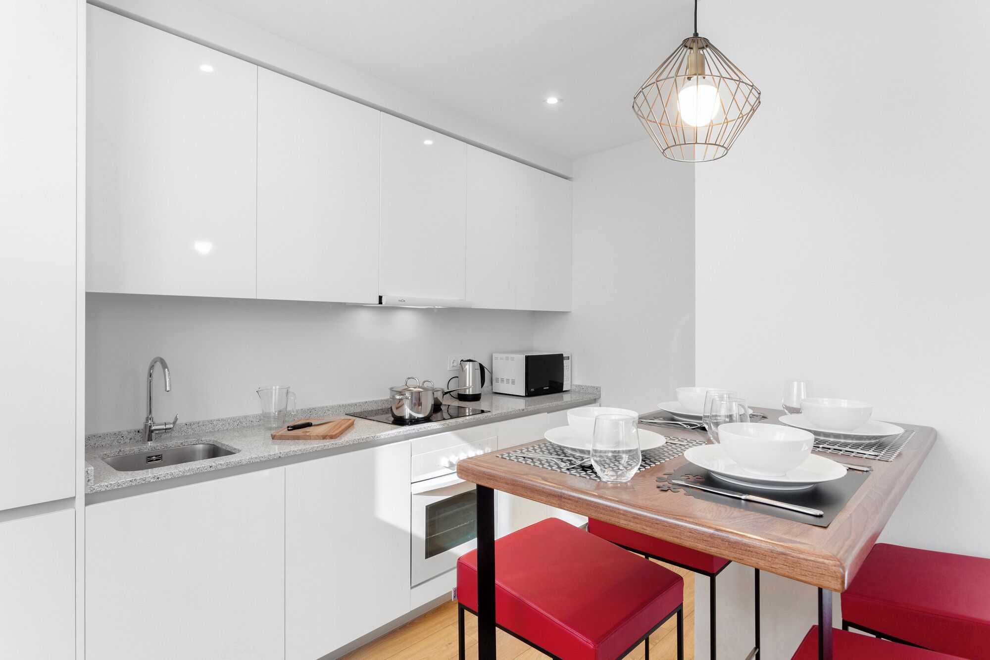 Apartamento Malasaña, Ático | Cozinha privada | Um frigorífico, um micro-ondas, um forno, uma placa de cozinha 