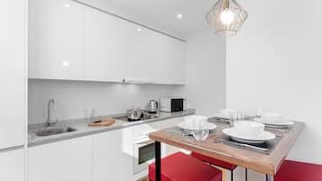 Apartamento Malasaña, Ático | Cozinha privada | Um frigorífico, um micro-ondas, um forno, uma placa de cozinha