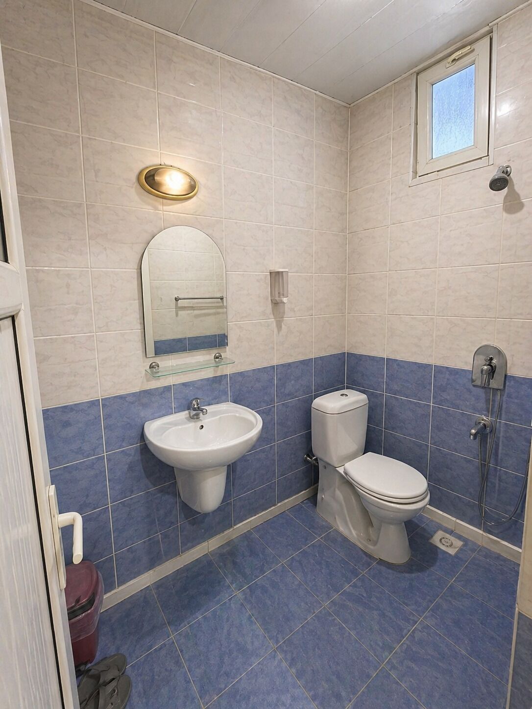 Quarto, Vista para a cidade | Casa de banho | Um polibã, artigos de higiene pessoal grátis, um secador de cabelo 