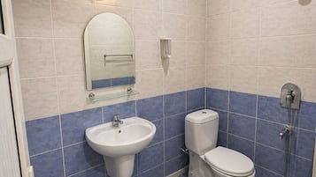 Quarto, Vista para a cidade | Casa de banho | Um polibã, artigos de higiene pessoal grátis, um secador de cabelo