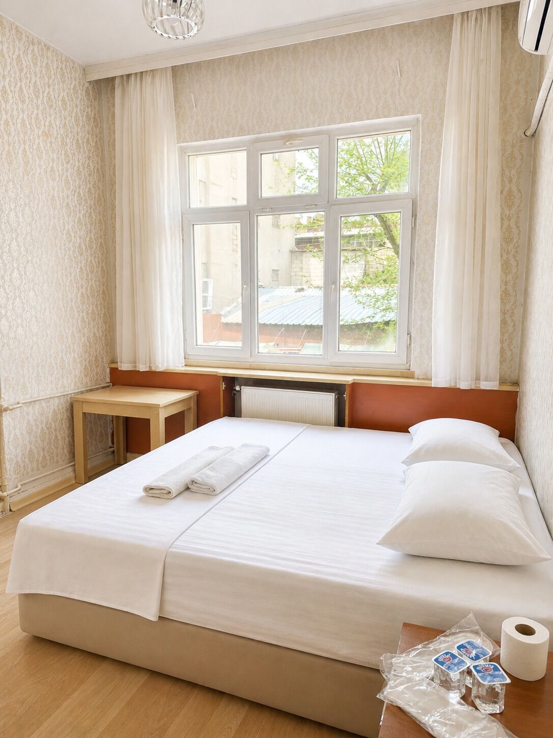 Quarto, vista para a cidade | Roupas de cama premium, escrivaninha, roupa de cama