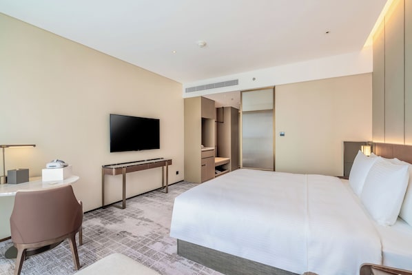Quarto solteiro com design assinado | Cofres nos quartos, cortinas blackout, Wi-Fi de cortesia