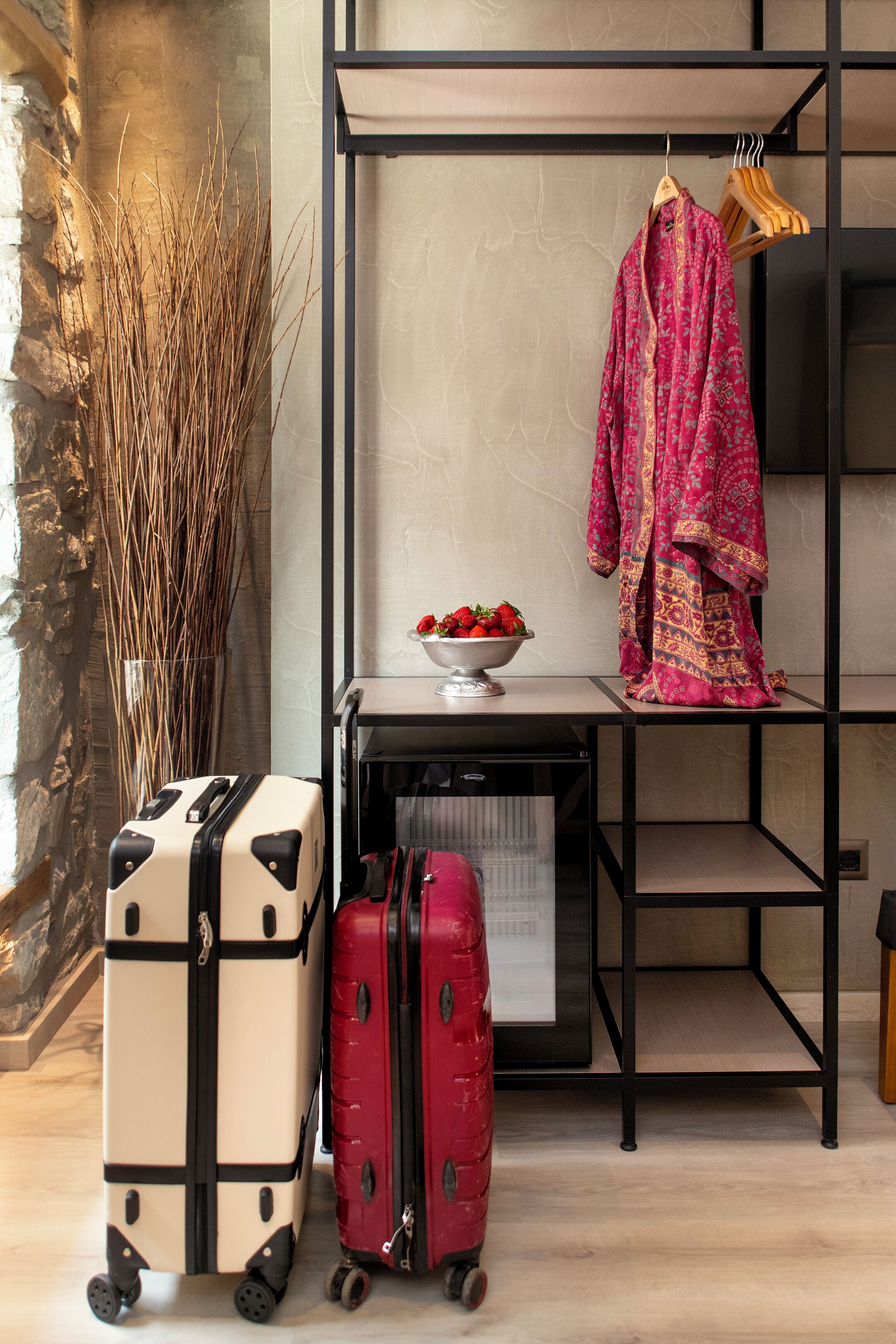 Quarto Triplo Superior, 1 cama king-size e sofá-cama, varanda, vista para a piscina | Roupa de alta qualidade, minibar, secretária 