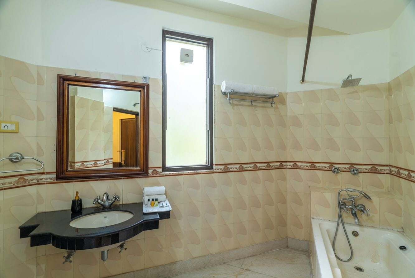 Quarto Duplo Superior, vista para o vale | Casa de banho | Um polibã, artigos de higiene pessoal grátis, toalhas fornecidas, sabão 
