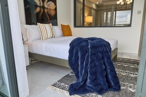 Apartamento, Vista para a cidade | Secretária, secretária adequada para computadores portáteis 