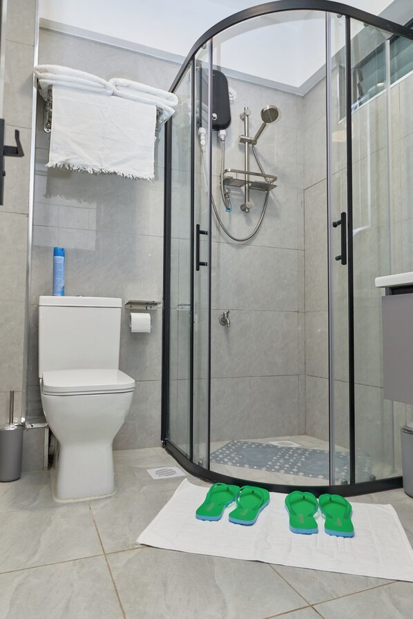Apartamento, Vista para a cidade | Casa de banho | Um polibã, artigos de higiene pessoal grátis, chinelos 