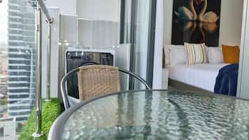 Apartamento, Vista para a cidade | Secretária, secretária adequada para computadores portáteis