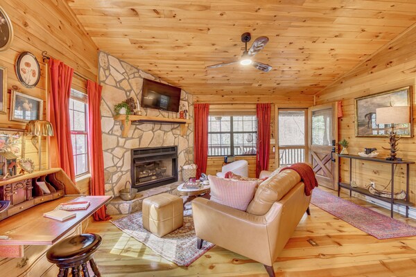 Private Hot Tub! Book-lovers' Blue Ridge Retreat - Blue Ridge, GA