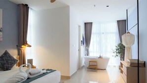 Quarto de hotel moderno com cama, chuveiro, banheira e uma janela grande com cortinas.