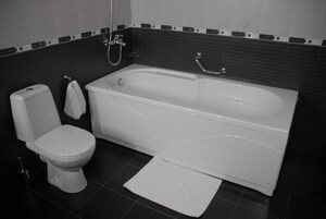 Suite, varanda, vista para a montanha | Casa de banho | Chinelos 