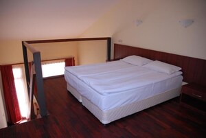 Suite, varanda, vista para a montanha | Quartos insonorizados, ferro/tábua de engomar 