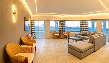 Suite Royal, varanda, vista para o mar | Sala de estar | Smart TV de 55 polegadas com canais via satélite, impressoras
