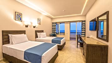 Suite Royal, varanda, vista para o mar | Cofre no quarto, secretária
