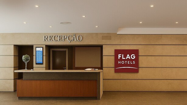 Uma receção com um teclado digital, uma porta e um sinal na parede para FLAG HOTELS.