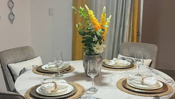 Apartamento, 2 quartos, acessível, varanda | Sala de jantar