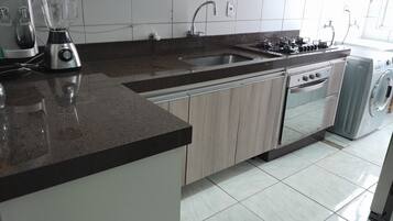 Apartamento, varanda, Vista para a cidade | Cozinha privada | Um frigorífico, uma placa de cozinha, utensílios de cozinha