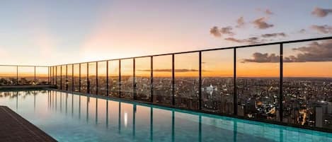 Piscina externa, funciona das 8h às 23h, espreguiçadeiras