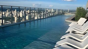 Apartamento superior | Piscina | Piscina externa, funciona das 8h às 23h, espreguiçadeiras
