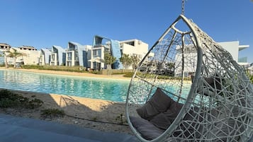 Chalé, 3 quartos, vista para a lagoa | Piscina | Piscina exterior sazonal