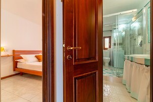 Apartamento, 1 quarto, varanda, vista para o lago | Casa de banho