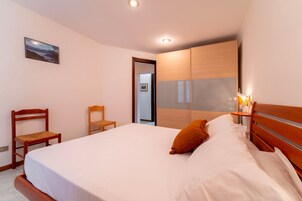 Apartamento, 1 quarto, sacada, vista para o lago | Ferros/tábuas de passar roupa, Wi-Fi de cortesia