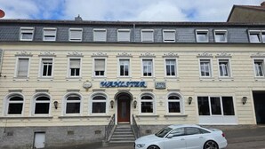 Um edifício com uma placa na fachada que diz 'WALSTETER' e 'PARISER UPRIS'.
