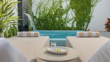 Piscina externa, espreguiçadeiras
