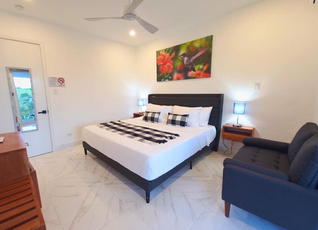 Villa Familiar, vista para a piscina | Cofre no quarto, cortinas/cortinados opacos, ferro/tábua de engomar 