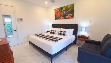 Villa Familiar, vista para a piscina | Cofre no quarto, cortinas/cortinados opacos, ferro/tábua de engomar