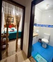 Suíte conforto, vista para a piscina | Banheiro