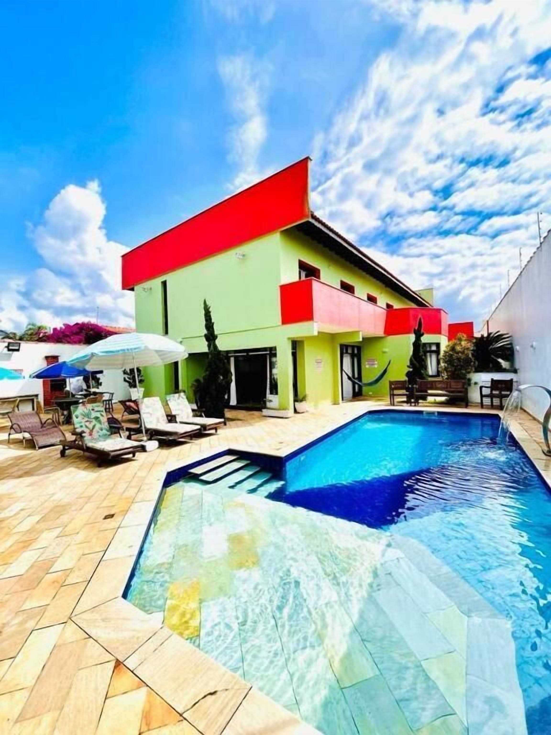 Piscina externa, guarda-sóis, espreguiçadeiras