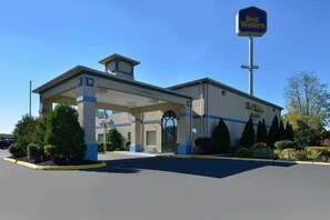 Um hotel Best Western com entrada coberta, uma placa e estacionamento.