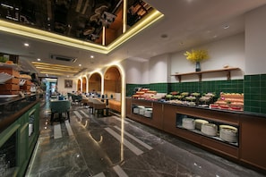 Café da manhã com buffet grátis todos os dias