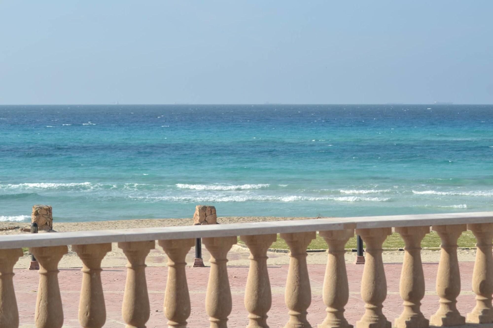 Uma varanda com vista para o oceano.