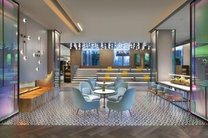 Um interior moderno com área de estar, um bar e vista para o exterior.