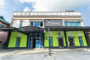 Um edifício com fachada verde e uma placa que diz 'FOCUS'.
