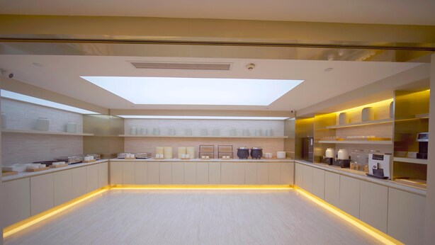 Cozinha moderna com claraboia, prateleiras embutidas e design limpo e minimalista.